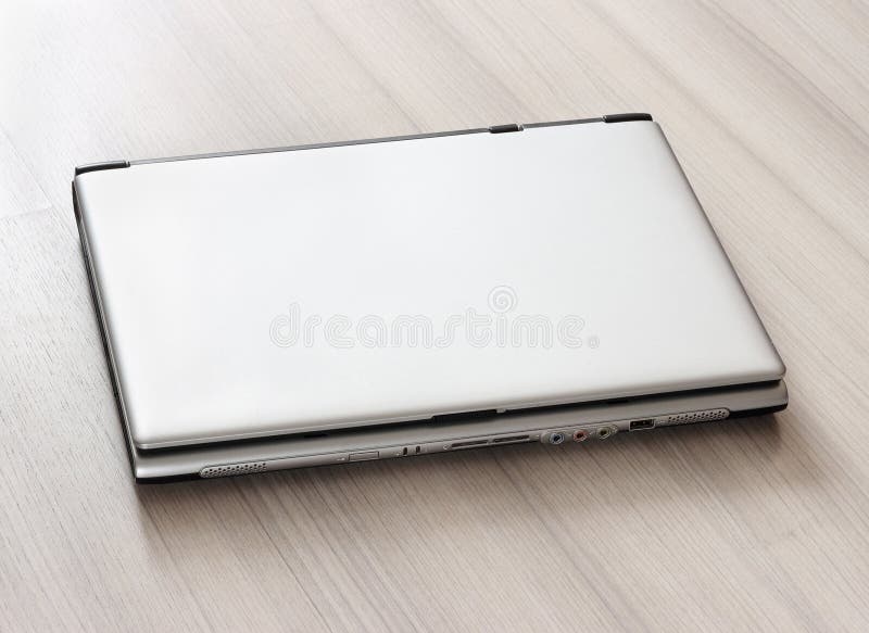 Il Computer Portatile Chiuso Con Gli Autoadesivi Variopinti Sopra Ha ...