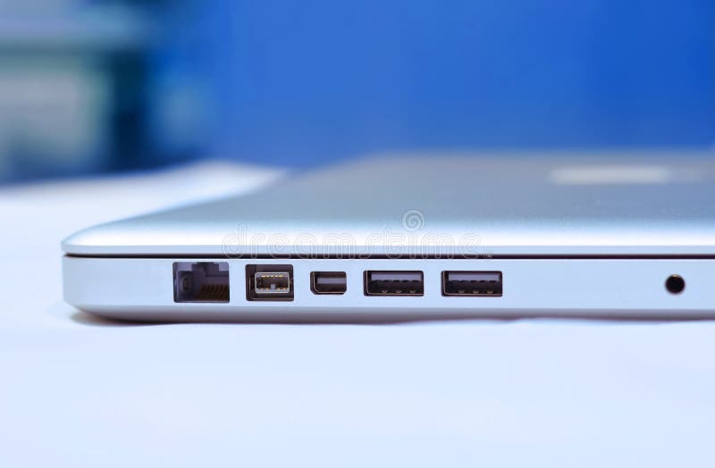 Computer Portatile Chiuso - Vista Laterale Fotografia Stock - Immagine ...