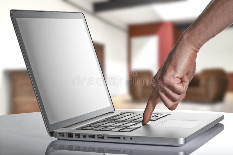 Computer Portatile Con La Mano Dell'uomo Nello Studio Del Sottotetto ...