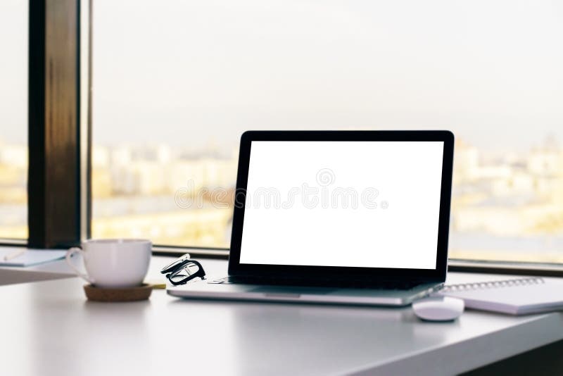 Computer Portatile Con Lo Schermo Bianco in Bianco Immagine Stock ...