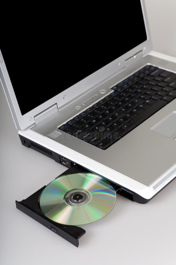 Cd sul computer portatile immagine stock. Immagine di porta - 7307913