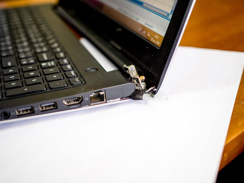 Riparazione Dello Schermo Di Computer E Manutenzione Rotte Del Computer ...