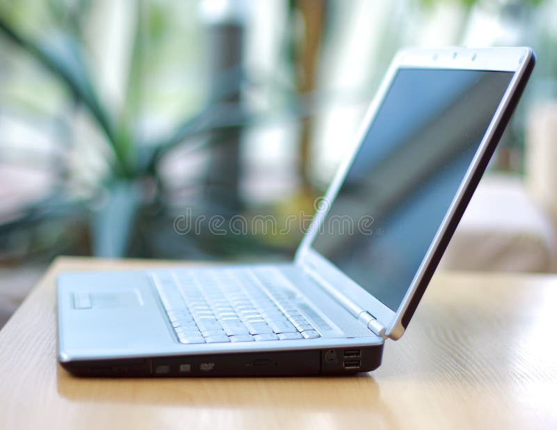 Computer portatile sottile immagine stock. Immagine di domestico - 14574137