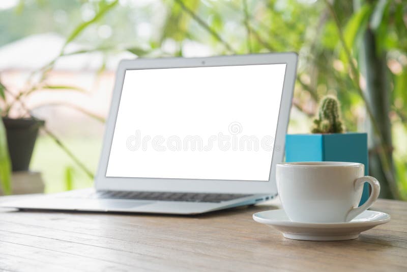 Computer Portatile Su Una Tavola Di Legno All'aperto Fotografia Stock ...