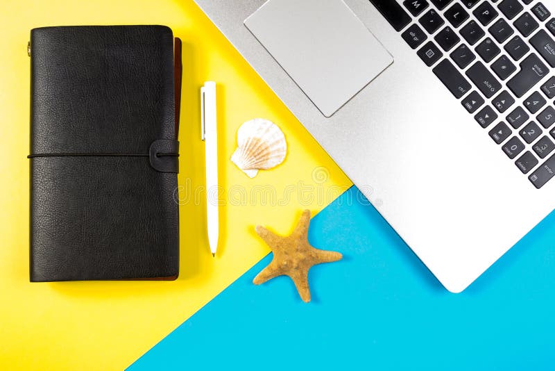 Computer Portatile, Taccuino Di Viaggio E Conchiglie E Stelle Marine ... Computer Portatile, Taccuino Di Viaggio E Conchiglie E Stelle Marine ...
