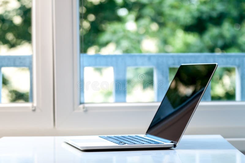 Computer Portatile Vicino Alla Finestra Fotografia Stock - Immagine di ...