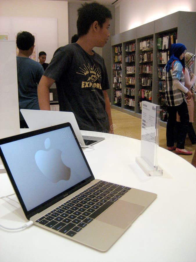 Computer store editorial photo. Image of design, visiting - 67956531