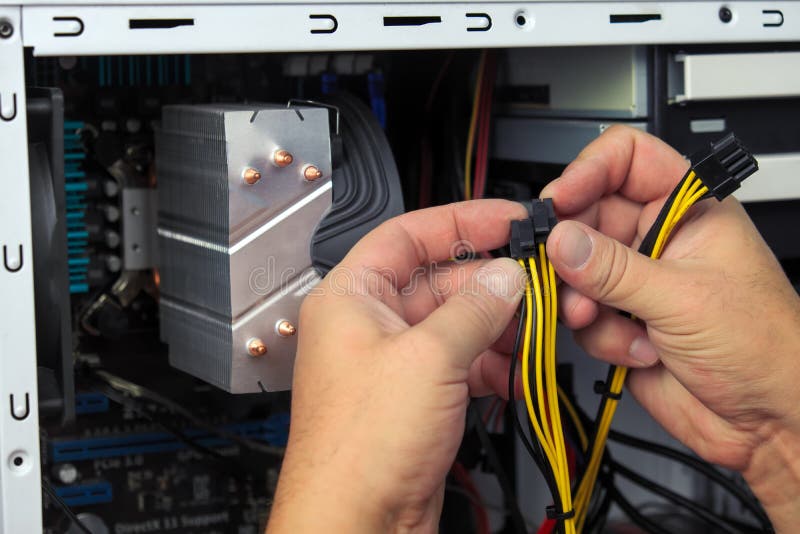 Computertechniker Installiert System Des Computers Stockfoto - Bild von ...