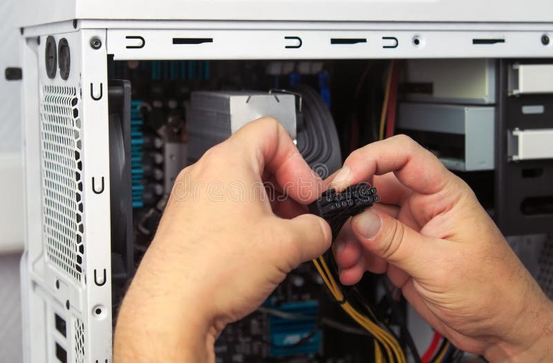 Computertechniker Installiert System Des Computers Stockfoto - Bild von ...