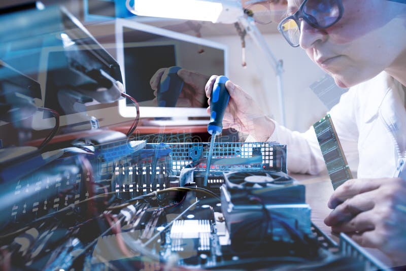 Computer-Techniker, Der Hardware-Wurf Das Fensterbild Repariert ...