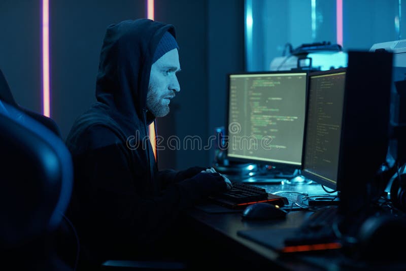 Computerhacker Bei Der Installation Des Programms Stockbild - Bild von internet, computer: 163933147