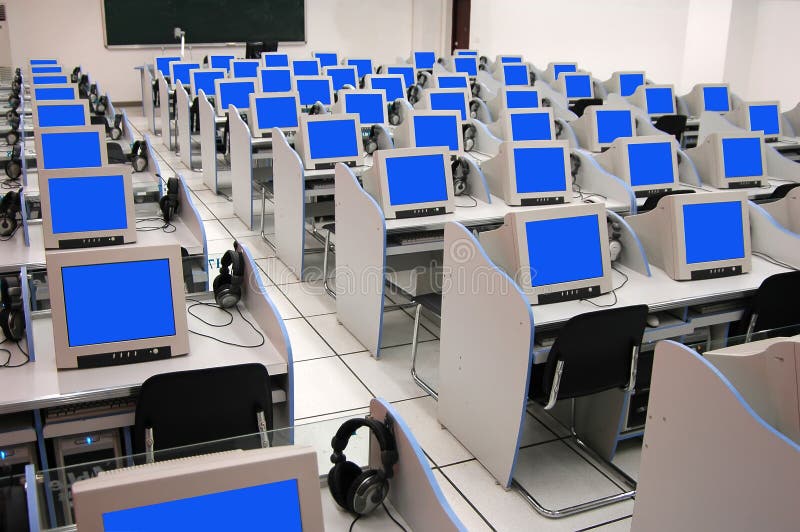 Computerraum in Einer Schule Stockfoto - Bild von wissen, stuhl: 137902946