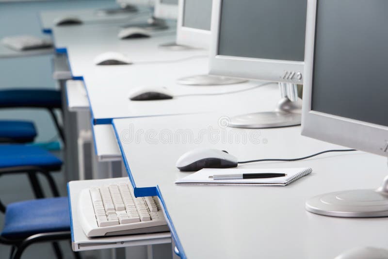 Computerraum - Blaue Bildschirme Stockfoto - Bild von klassenzimmer ...