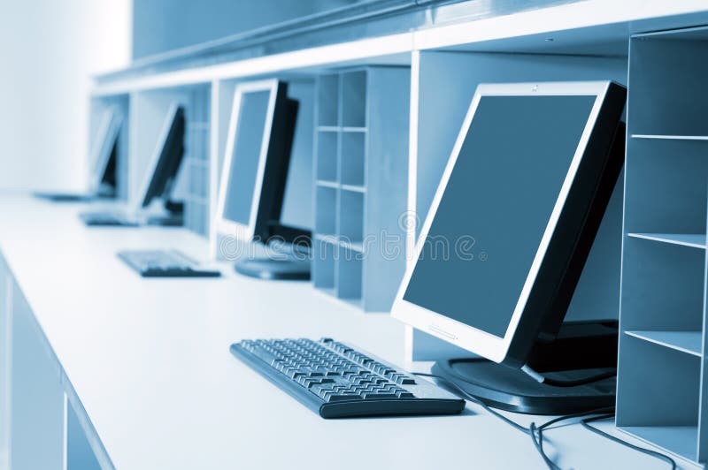 Computerraum - Blaue Bildschirme Stockfoto - Bild von klassenzimmer ...