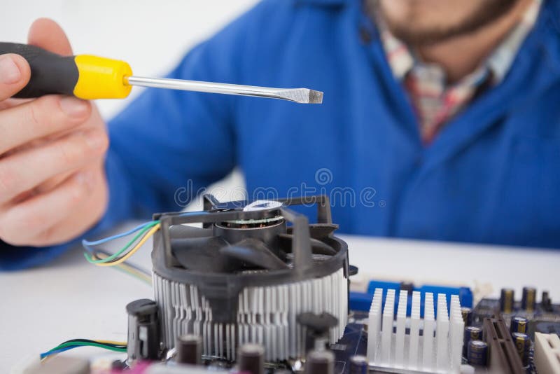 Computertechniker, Der an CPU Mit Schraubenzieher Arbeitet Stockfoto ...