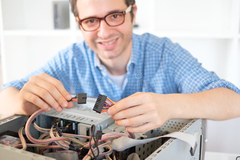Computertechniker, Der an Einem Personal-Computer Arbeitet Stockbild ...