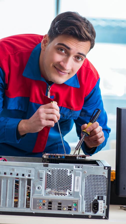 Computertechniker, Der Fehlerhaften Computer in Der Werkstatt Reparatur ...