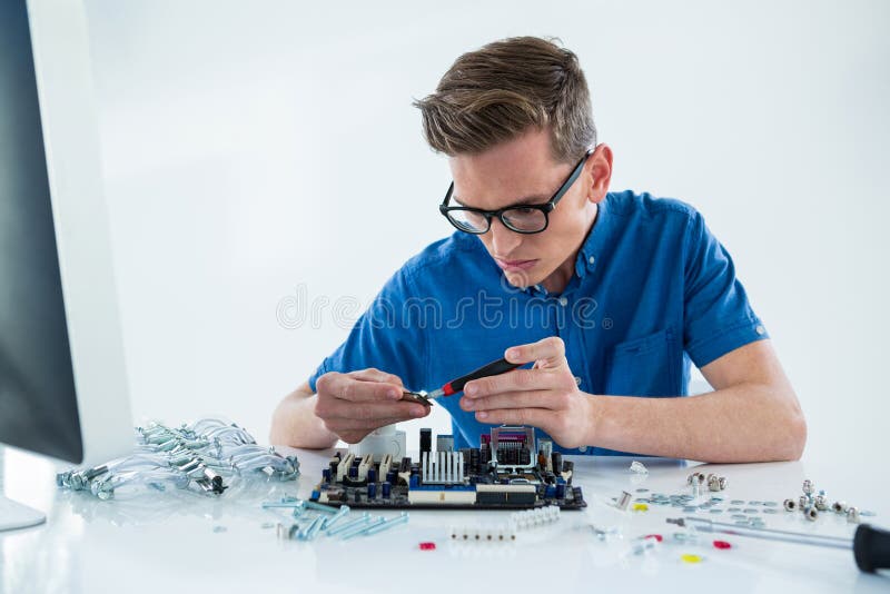 Computertechniker, Der Motherboard Repariert Stockbild - Bild von ...