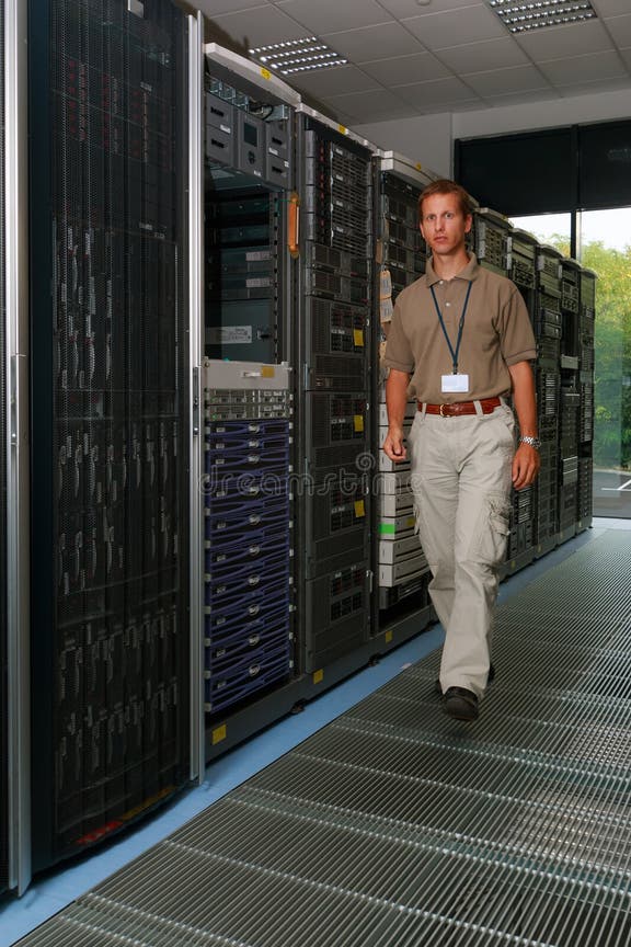 Computertechniker Im Computerraum Stockbild - Bild von nachrichten ...