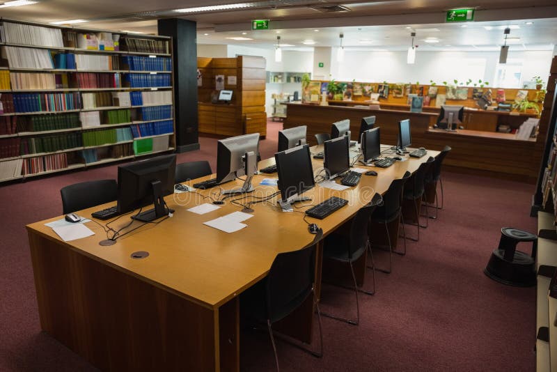 Computertische In Der Bibliothek Stockbild - Bild von hochschule ...