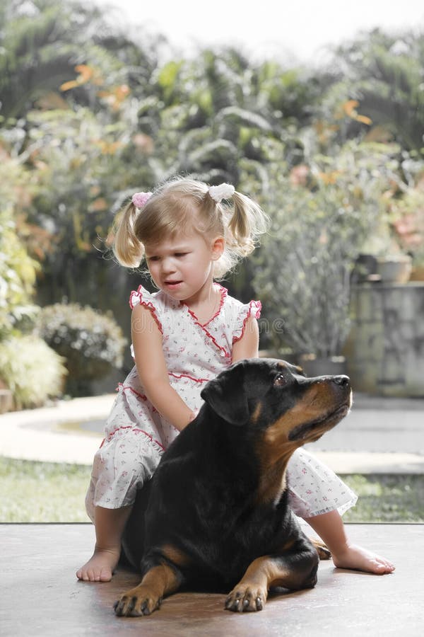 Con el perro foto de archivo. Imagen de cabrito, muchacha - 14019816