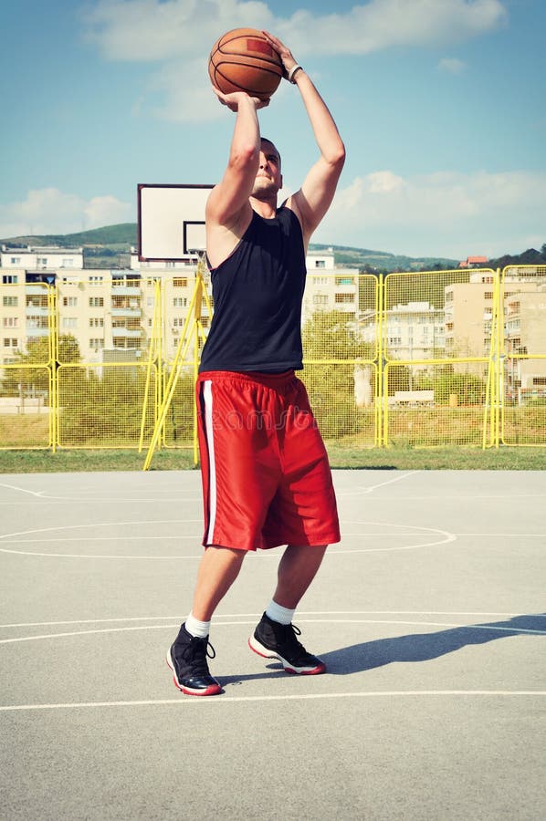 Concentrato Del Giocatore Di Pallacanestro E Preparare Per Il Tiro ... Concentrato Del Giocatore Di Pallacanestro E Preparare Per Il Tiro ...