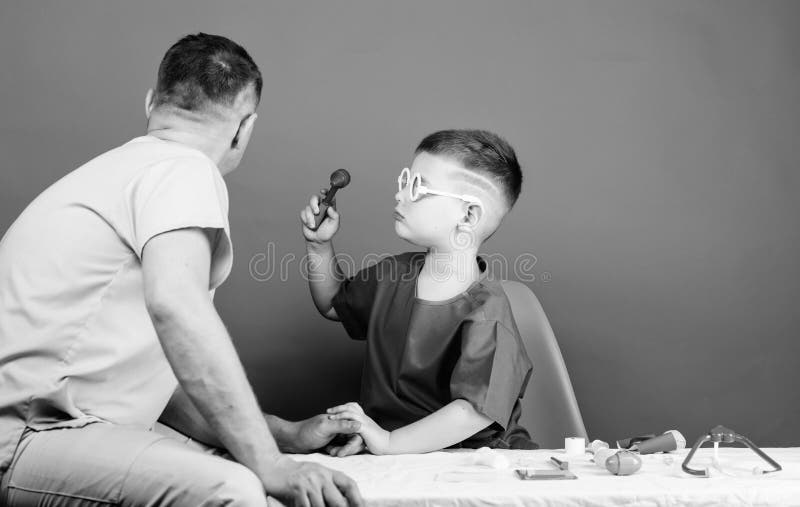 Dynastie Médicale De Père Et Fils Examen Médical Enfant Mignon De Garçon Et Son Médecin De Père