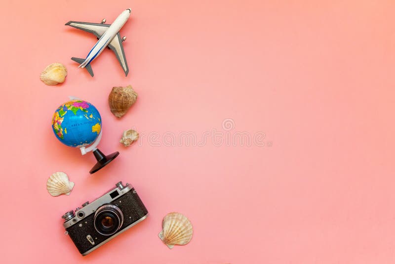 Concept Het Reizen Op Een Roze Achtergrond Stock Foto - Image of bagage ...