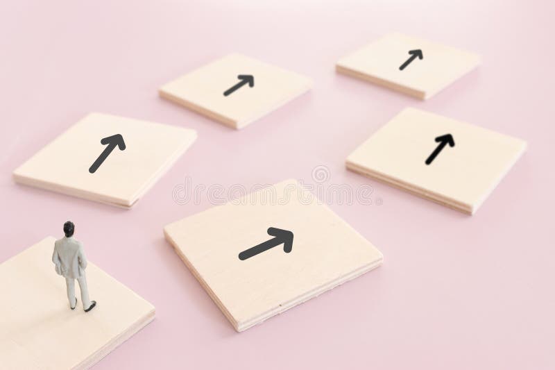 Concept Image of Miniature Figures and Cubes with Arrows. Metaphor of ...