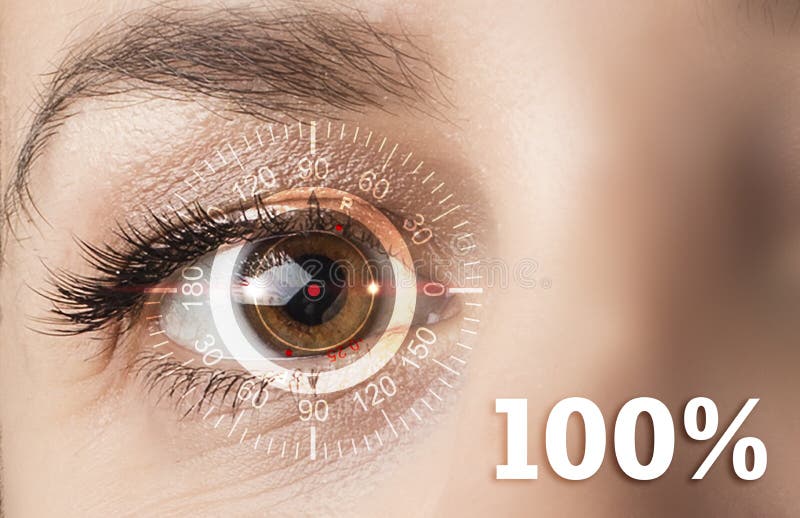 Verres De Contact De Vision La Femme Tient Le Doigt Sur Un Verre De ...