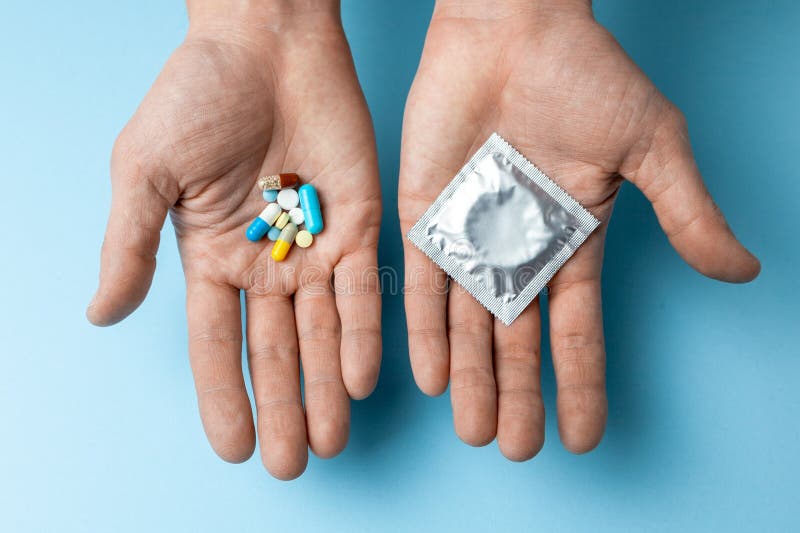 Geboortenbeperkingspillen Een Injectiespuit En Een Condoom In Een