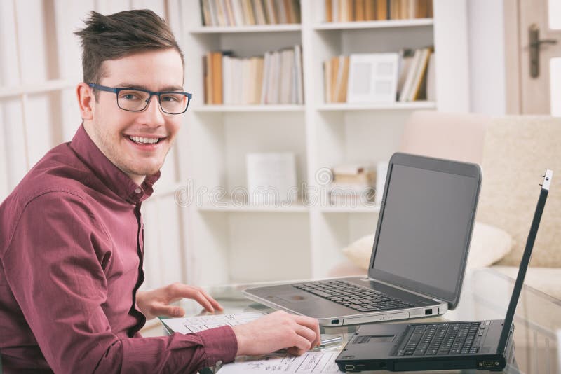 Concepteurs Heureux De Web Faisant Un Brainstorm Au Sujet Du Nouveau ...