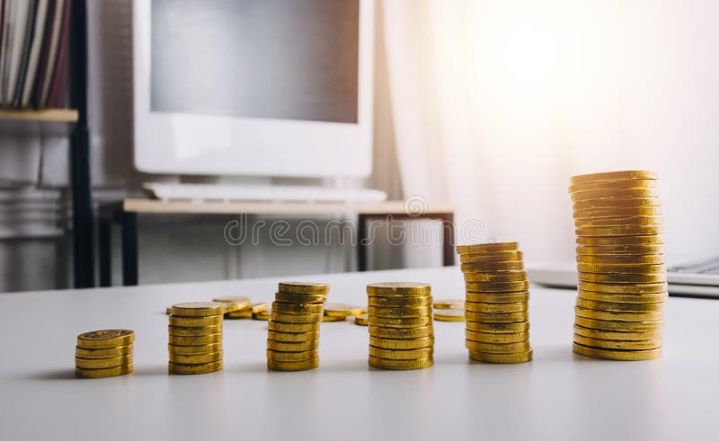 Concepto De Ahorro De Dinero Preseleccionado Por La Mano Masculina ... Concepto De Ahorro De Dinero Preseleccionado Por La Mano Masculina ...