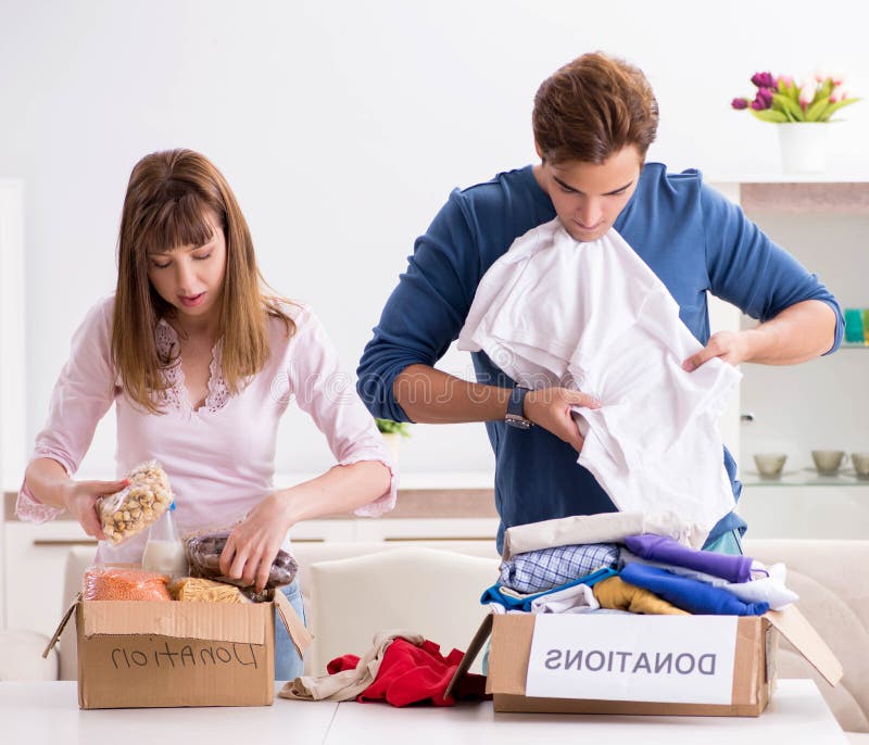 El Concepto De Caridad Con Ropa Donada Imagen de archivo - Imagen de ...