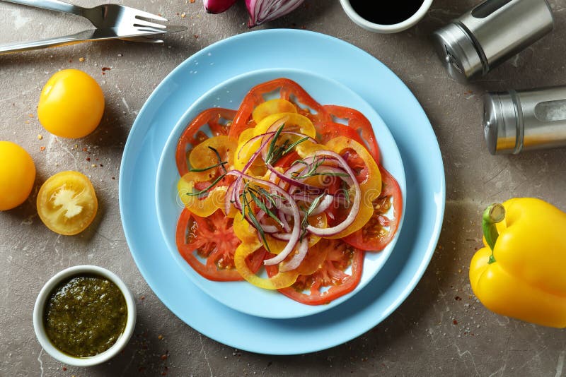 Concepto De Comida Sabrosa Con Carpaccio De Tomate Sobre Mesa De ...