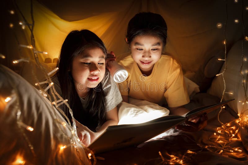 Concepto De Familia Madre E Hija Leyendo Un Libro Con Linterna Juntos ... Concepto De Familia Madre E Hija Leyendo Un Libro Con Linterna Juntos ...