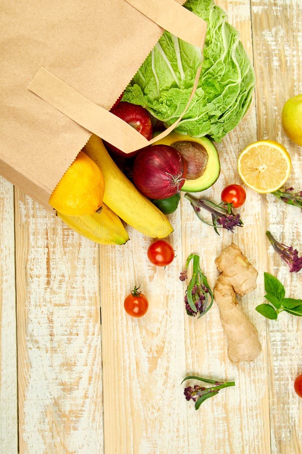 Concepto De Grocering Bolsa De Papel Llena De Diversas Frutas Imagen de ...