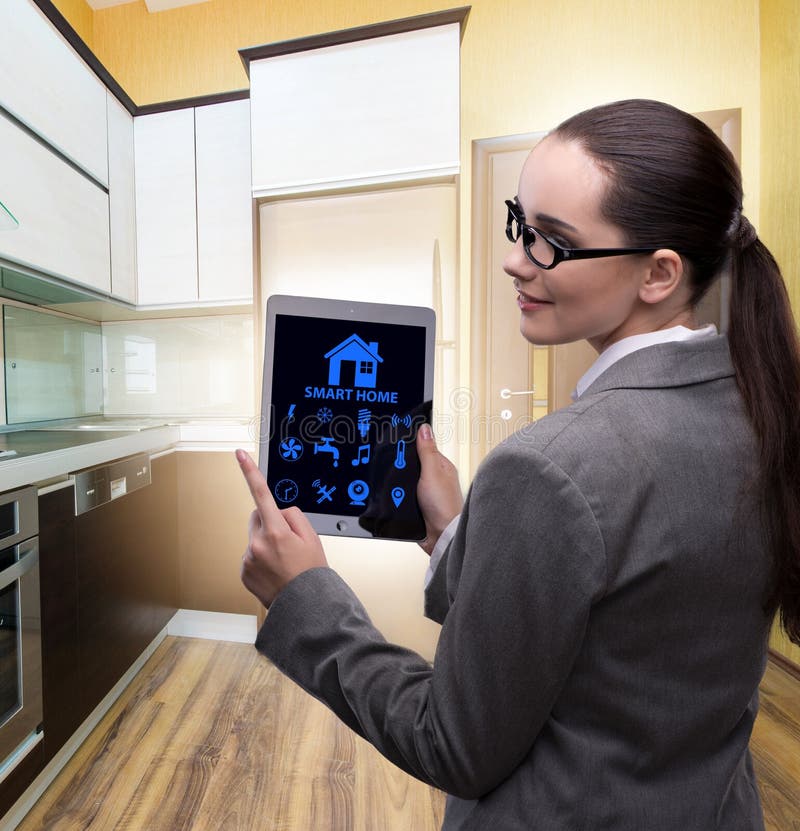 Concepto De Hogar Inteligente Con Mujer Imagen de archivo - Imagen de cosas, interfaz: 262589263