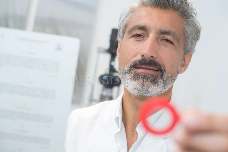 Concepto De Visión Vertical Imagen de archivo - Imagen de cara, lente ...