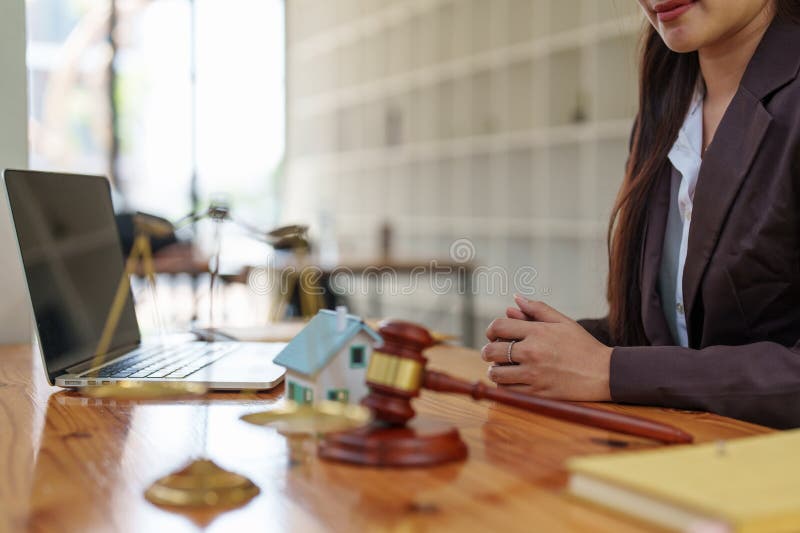 Concepto Inmobiliario Y De Abogado. Mujer De Negocios O Abogada Que ... Concepto Inmobiliario Y De Abogado. Mujer De Negocios O Abogada Que ...
