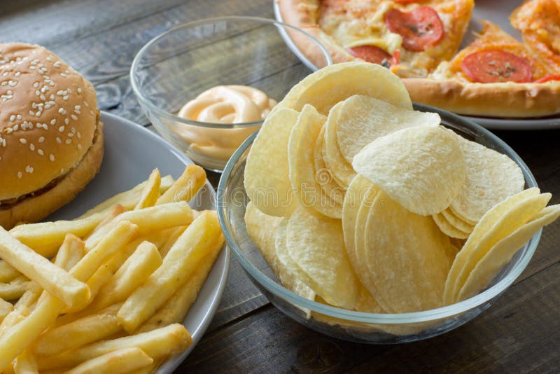 Concepto Malsano Un Par De Amigos Se Están Sentando En La Tabla Foto de ...
