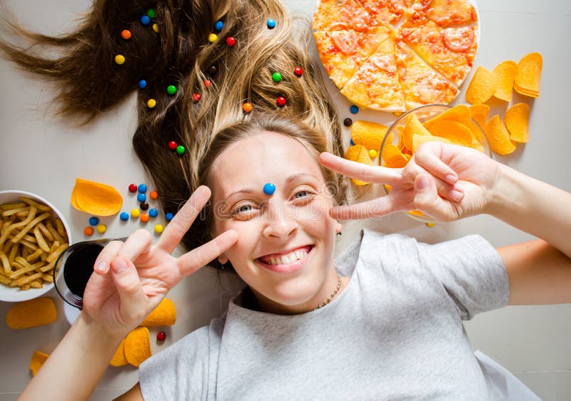 Concepto Malsano Mujer Con La Comida Malsana: Pizza, Limonada, C Foto ...