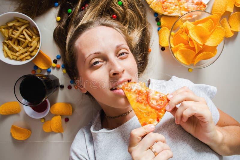 Concepto Malsano Mujer Con La Comida Malsana: Pizza, Limonada, C Foto ...
