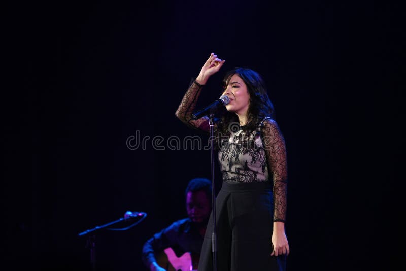 Concert d'Indila photo stock éditorial. Image du musique - 47704083
