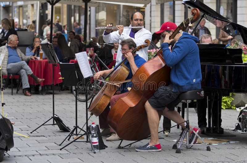 Musicien de rue photo stock éditorial. Image du type - 46185243