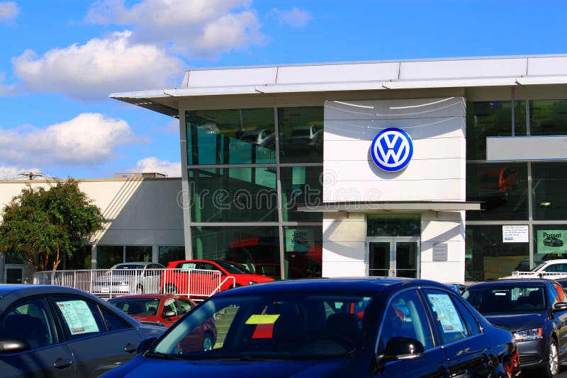 Salle D'exposition De Concessionnaire Automobile Photo stock éditorial ...