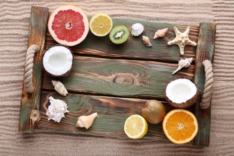 Conchas marinas y frutas imagen de archivo. Imagen de conchas - 122231609