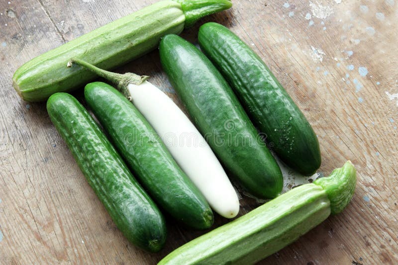Concombre Avec L'aubergine Et La Courgette Blanches Image stock - Image ...