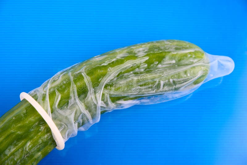 Concombre Dans Un Condom Image Stock Image Du Pénis 11583319