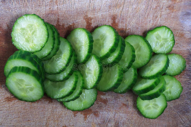 Concombre vert frais coupé image stock. Image du sain - 14236403